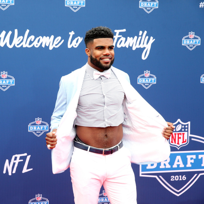 What is the big deal with Ezekiel Elliott wearing crop tops? : r/nfl